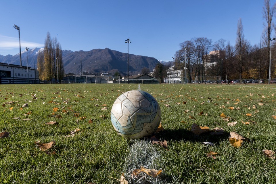 Falli, parolacce e insulti razzisti: l’arbitro sospende una partita ...