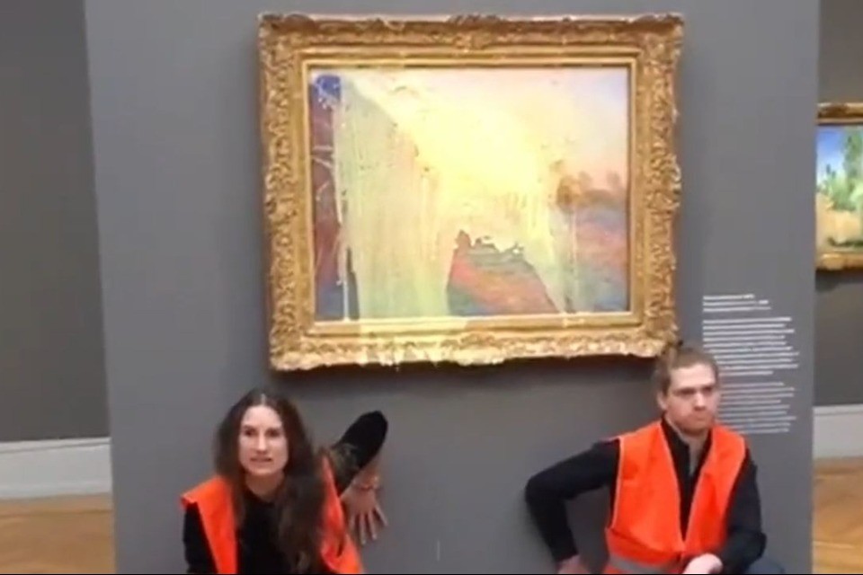Purè di patate contro un quadro di Monet Purè di patate contro un quadro di Monet