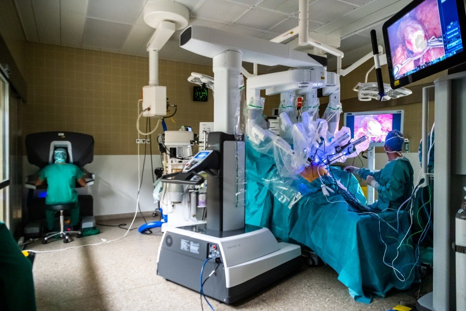 Il robot entra in sala operatoria