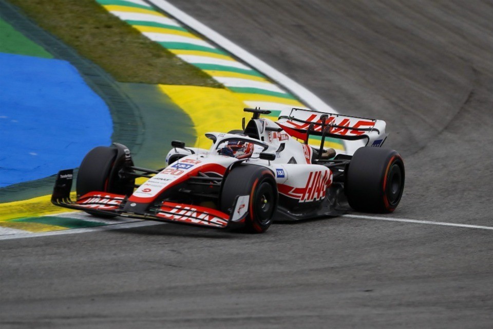 Storica pole-position per la Haas di Magnussen a Interlagos