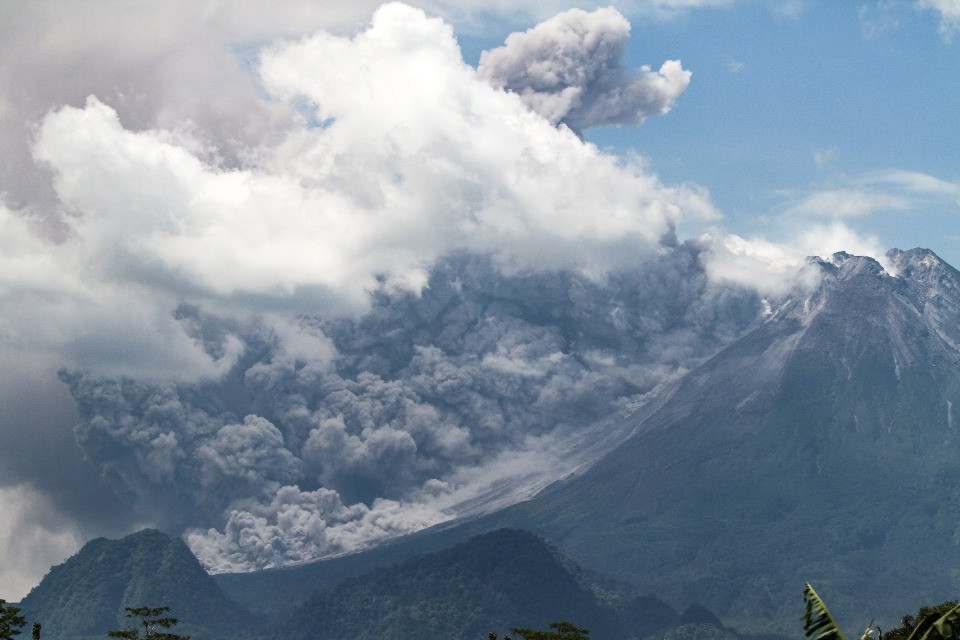 Indonesia: erutta il Monte Merapi