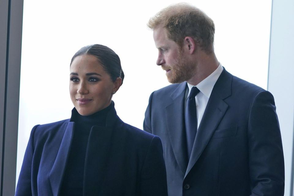 Harry e Meghan inseguiti da paparazzi, «rischiata la tragedia»