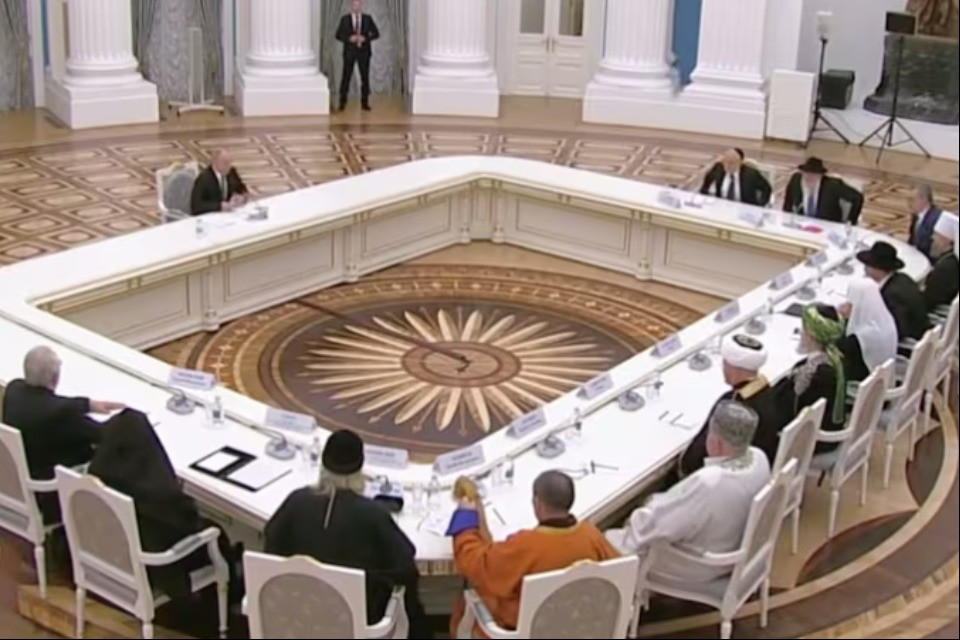 Il nuovo, gigantesco tavolo di Vladimir Putin