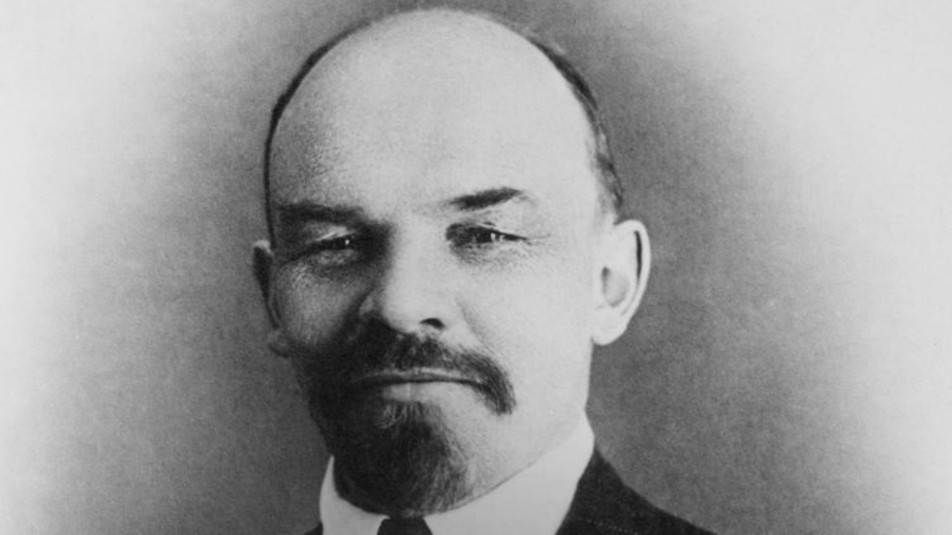 Migliaia e migliaia di persone seguono il feretro di Lenin