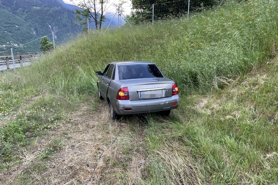Acquista un'auto, si mette in viaggio, ma i freni non funzionano