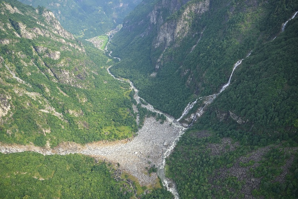 Fontana, le immagini prima e dopo la frana
