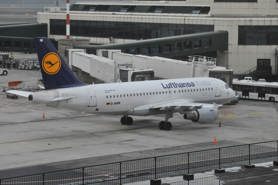 Lufthansa taglia le previsioni sugli utili