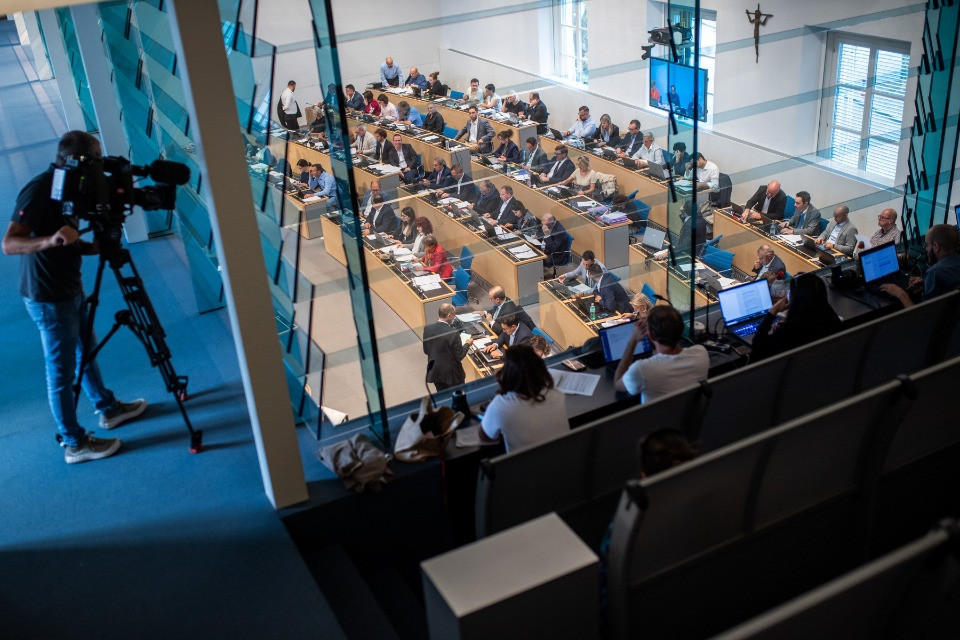 Tra mille scintille e un «triciclo» è luce verde per il maxi-credito