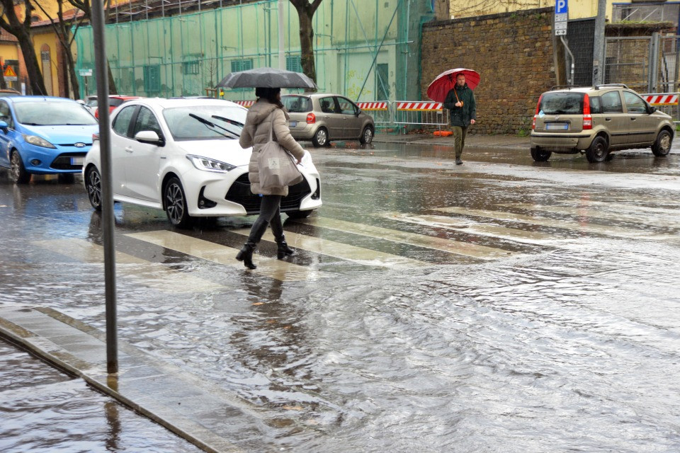 Bomba d'acqua a Firenze, strade allagate