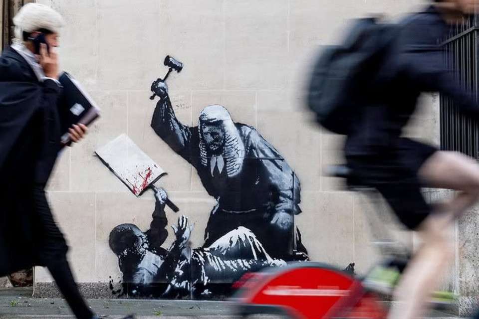 Questa volta Banksy prende di mira le Royal Courts of Justice