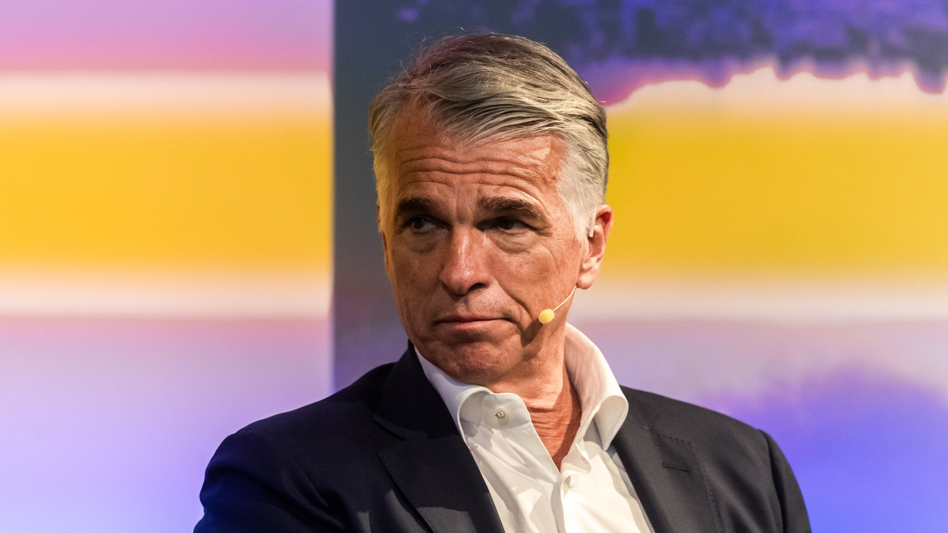 Ermotti canta «Adieu liebe Schweiz», spopola il video fake su UBS