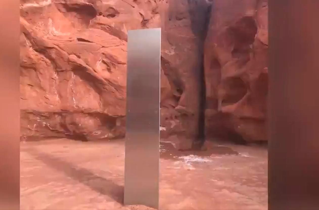 Uno strano monolite tra le montagne dello Utah