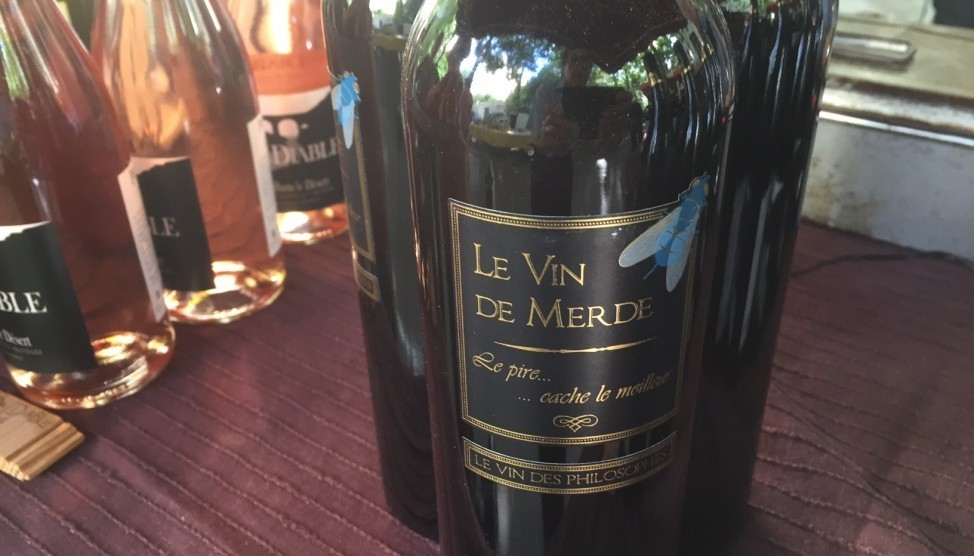 È un “vin de merde”, eppure si vende e si beve