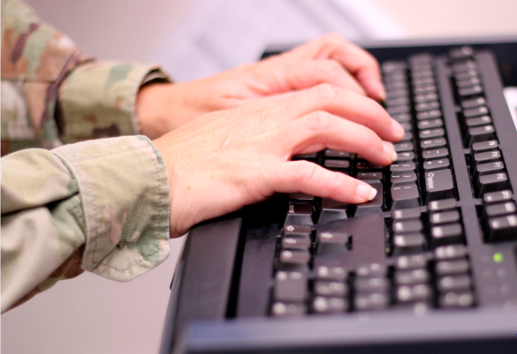 Reclute sull’attenti, ma davanti al computer