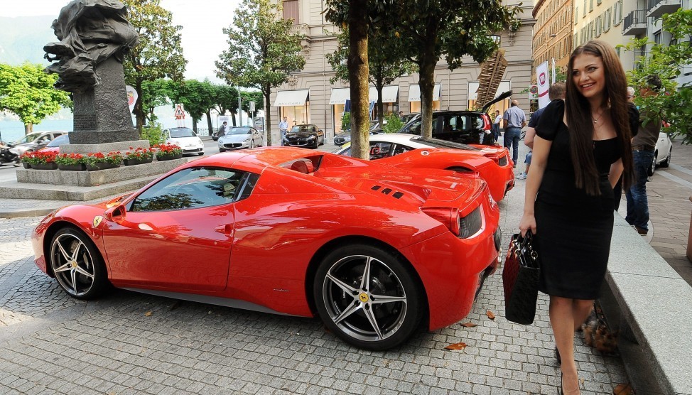 Auto in posa come modelle nel centro città