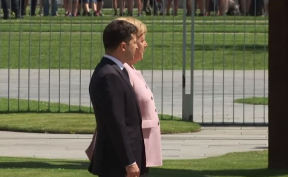 Angela Merkel colta da forti tremori durante la cerimonia